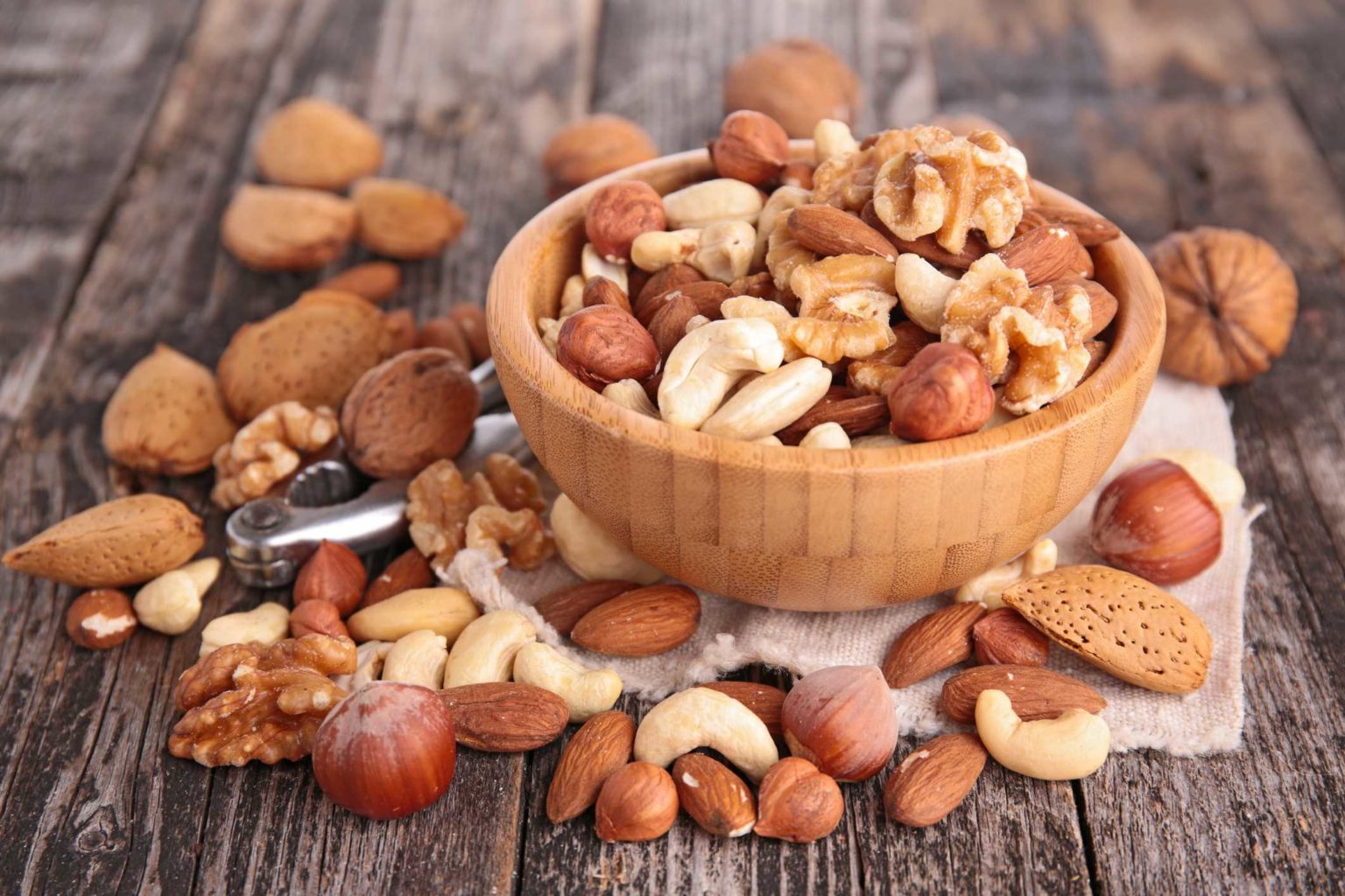 TOP 5 HEALTHY NUTS AND THEIR HEALTH BENEFITS